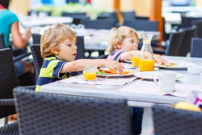 20 Ways to Get Your Kids to Behave in a Restaurant